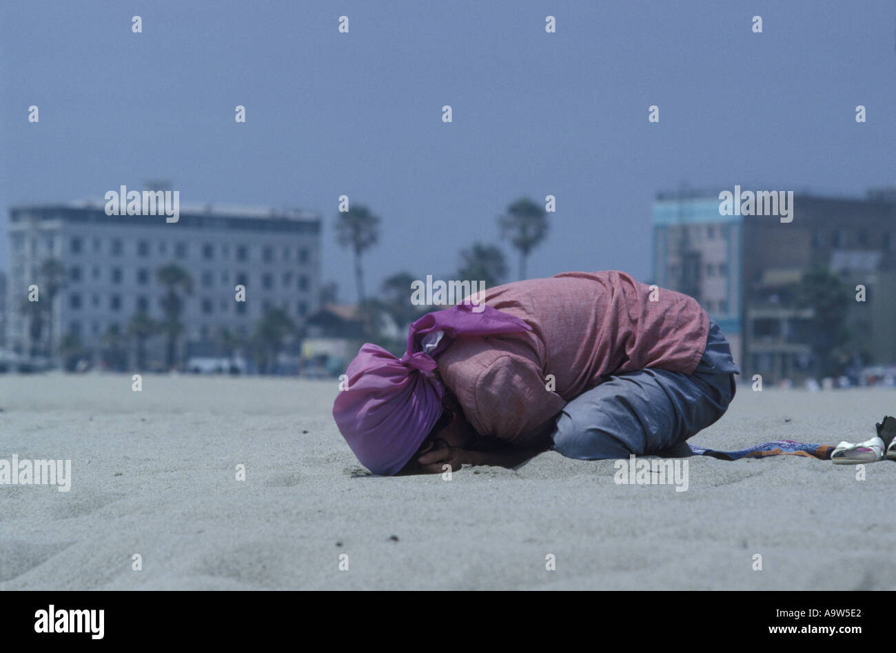 Sad woman beach hi-res stock photography and images - Alamy
