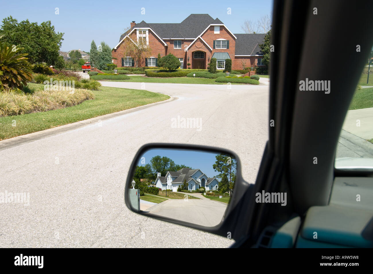 Upscale homes with car hi-res stock photography and images - Alamy