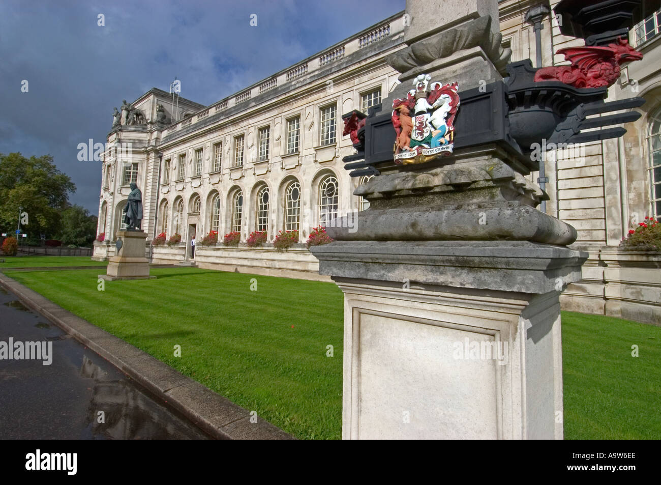 Cardiff wales uk guildhall hi-res stock photography and images - Alamy