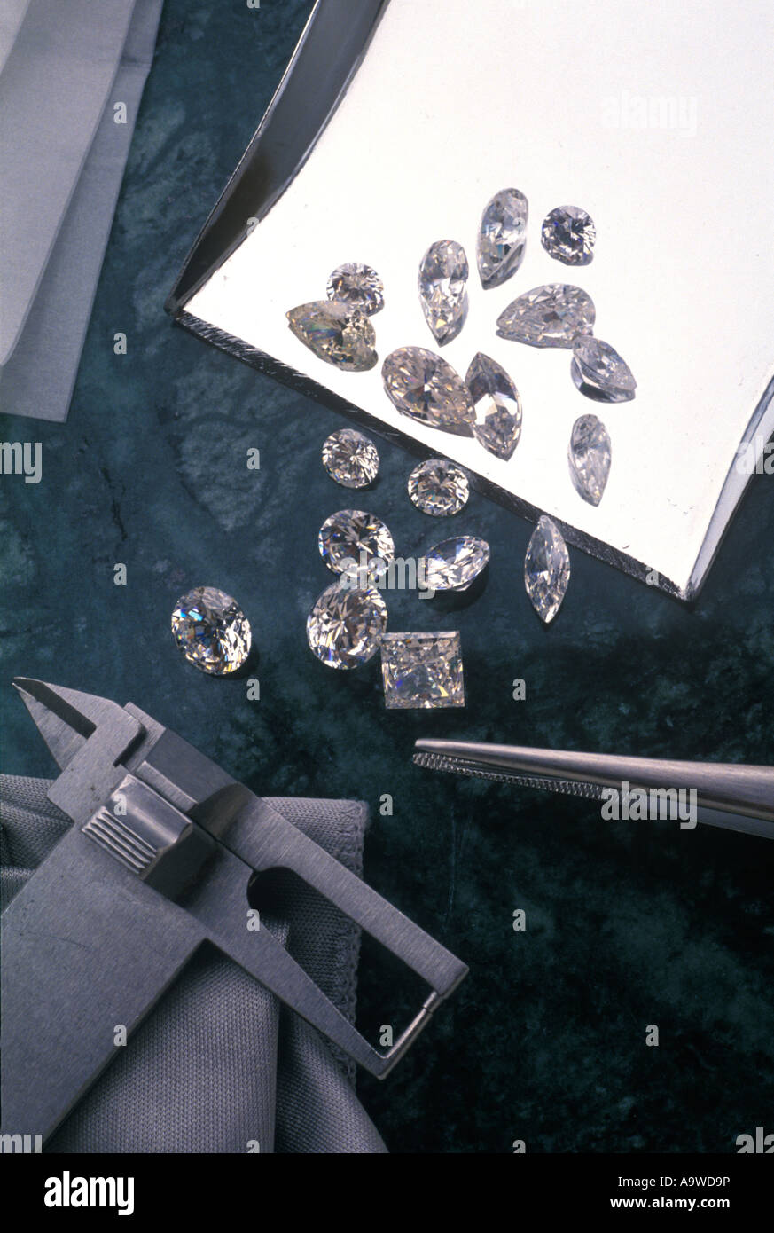 LARGE SIZE DIAMONDS MEASUREMENT GAUGES ON GREEN MARBLE Stock Photo - Alamy