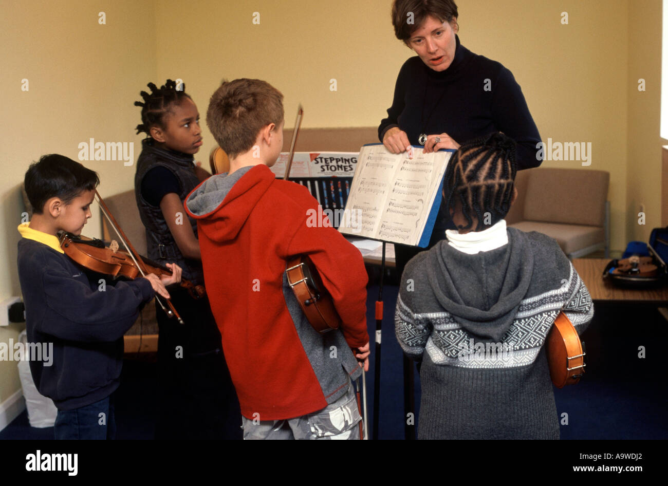 Primary school music lesson Stock Photo - Alamy