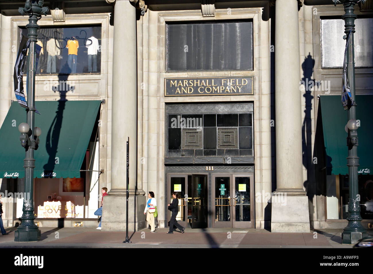 Entrance marshall fields store chicago hi-res stock photography and ...
