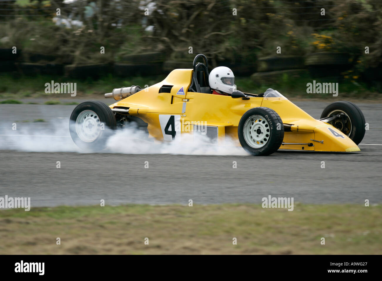 Brian Kelly smokes the tyres of his Sheane FV97 Formula Vee at 500 MRCI ...