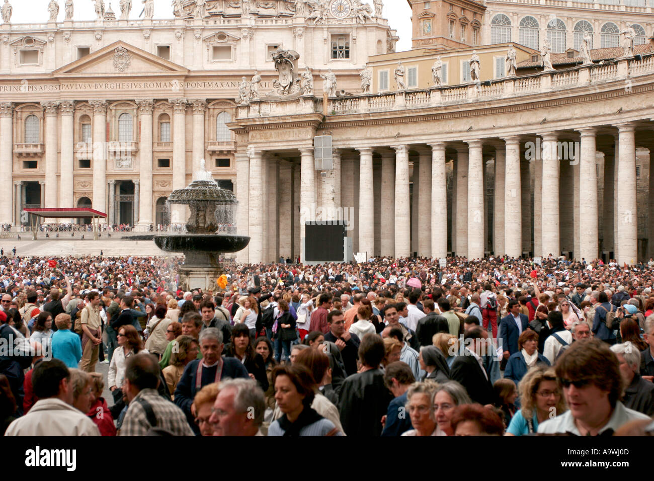 Crowd in Piazza San Pietro and Vatican in Rome Italy Stock Photo - Alamy