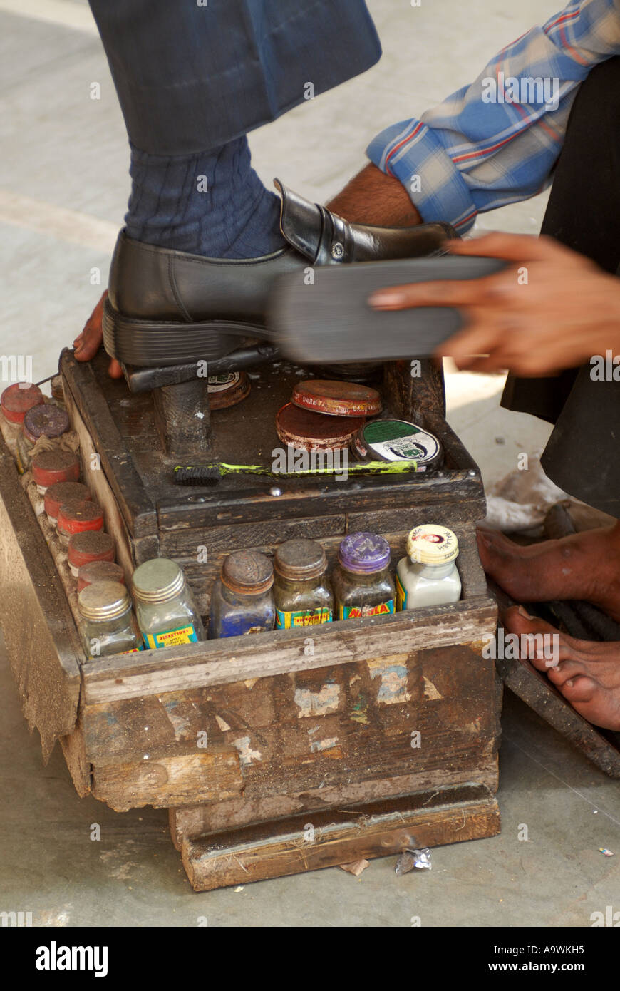 Shoe shine boy in Connaught Place New Delhi India Stock Photo - Alamy