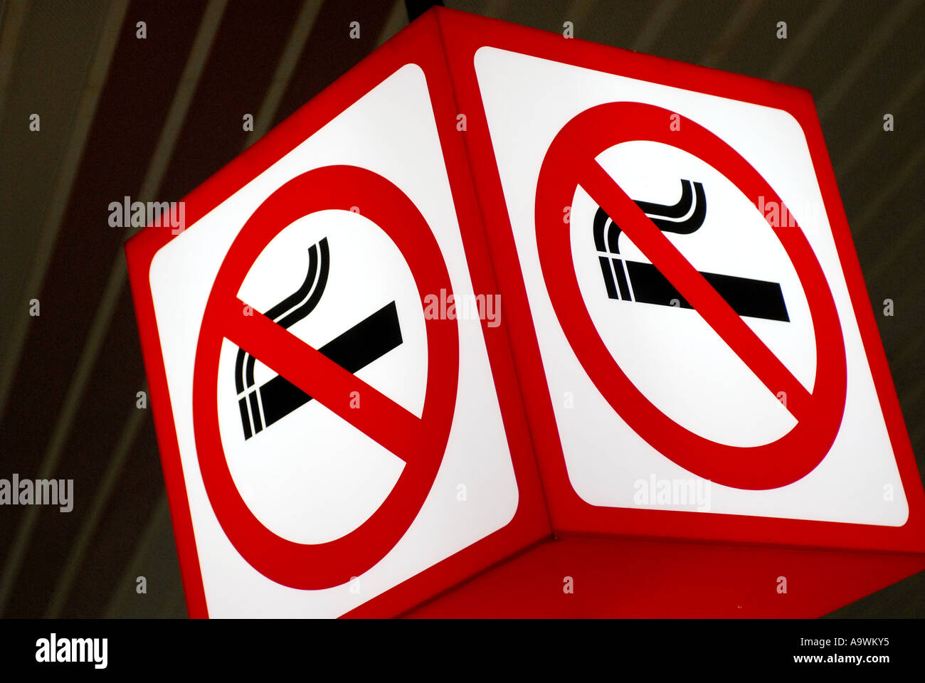 Arabic no smoking sign hi-res stock photography and images - Alamy