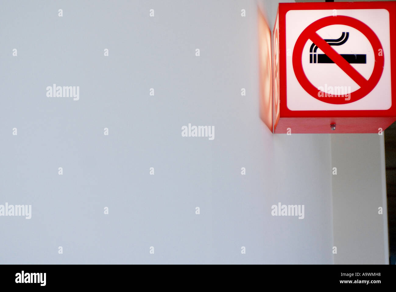 Arabic no smoking sign hi-res stock photography and images - Alamy