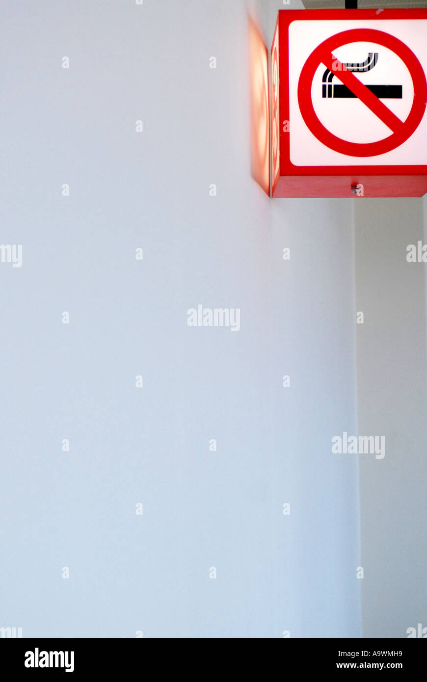 Arabic no smoking sign hi-res stock photography and images - Alamy