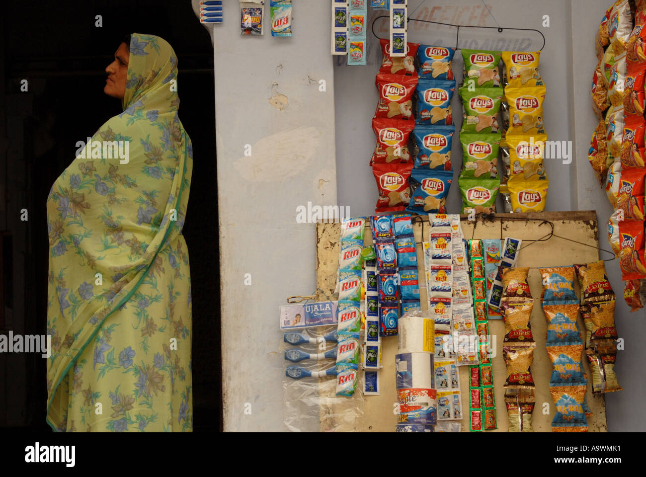 Indian boy working in shop hi-res stock photography and images - Alamy