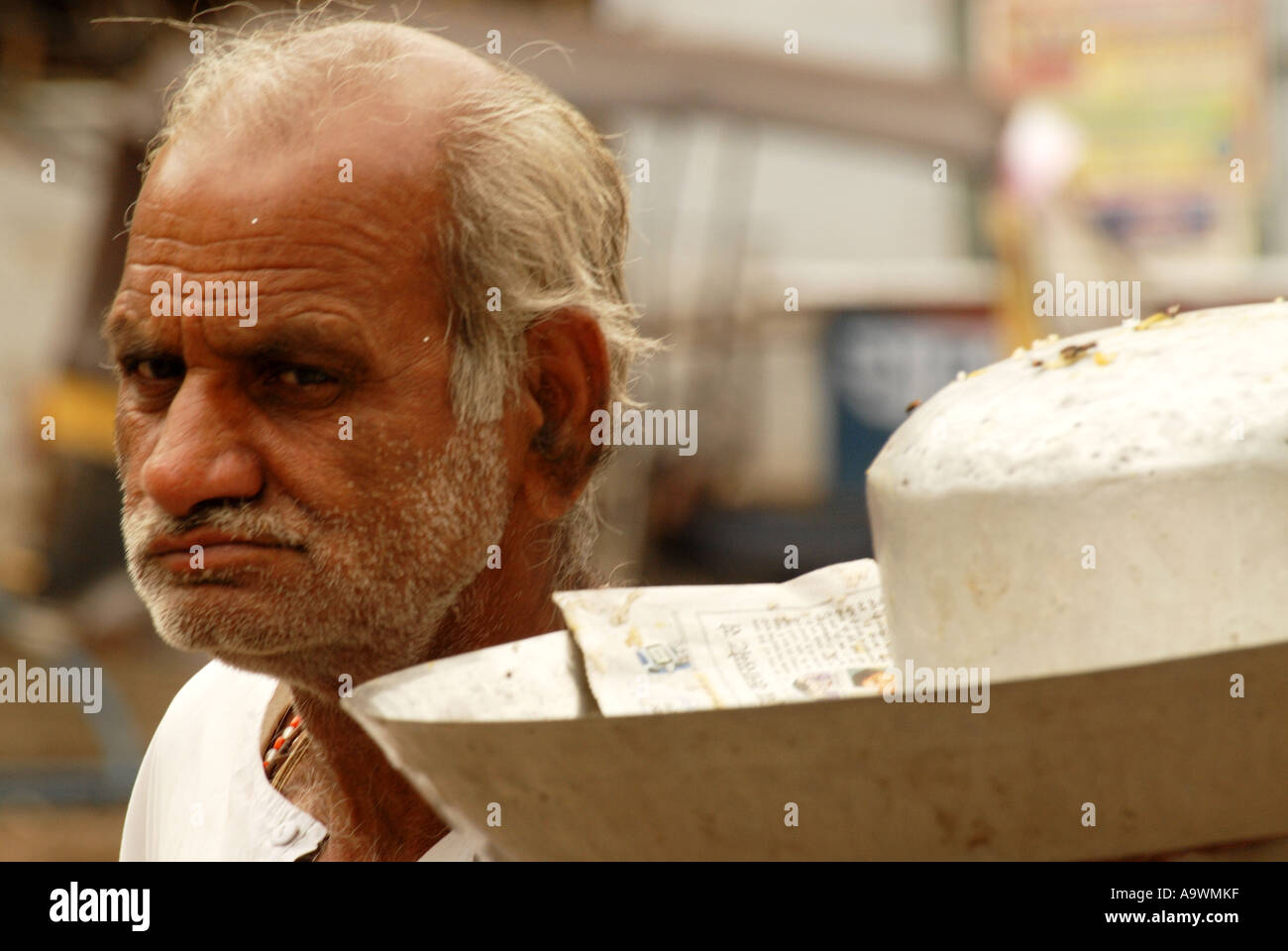 Old man delivering iced cake in the lake city of Udaipur Rajasthan ...