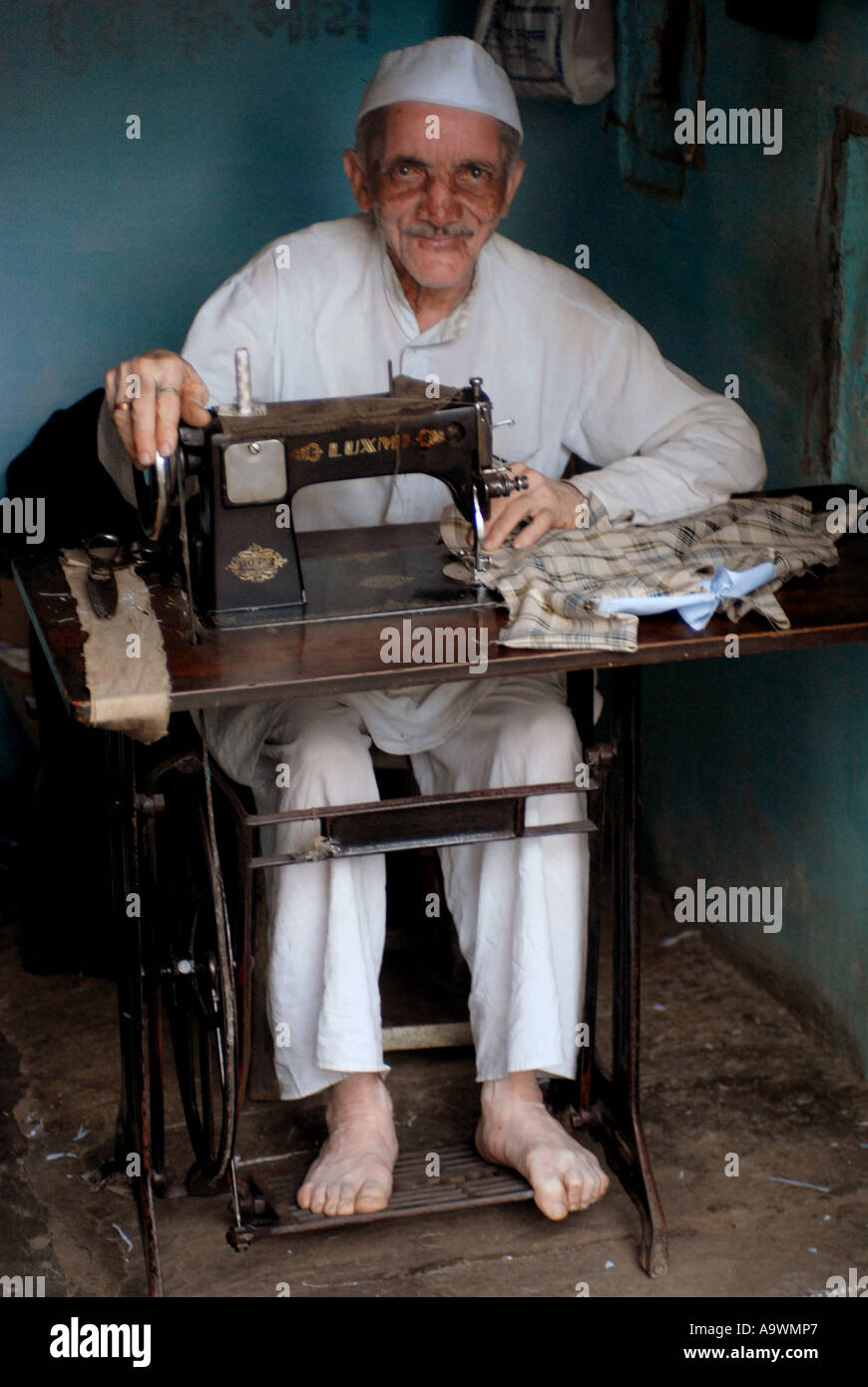 Indian tailors sewing machine hi-res stock photography and images - Alamy