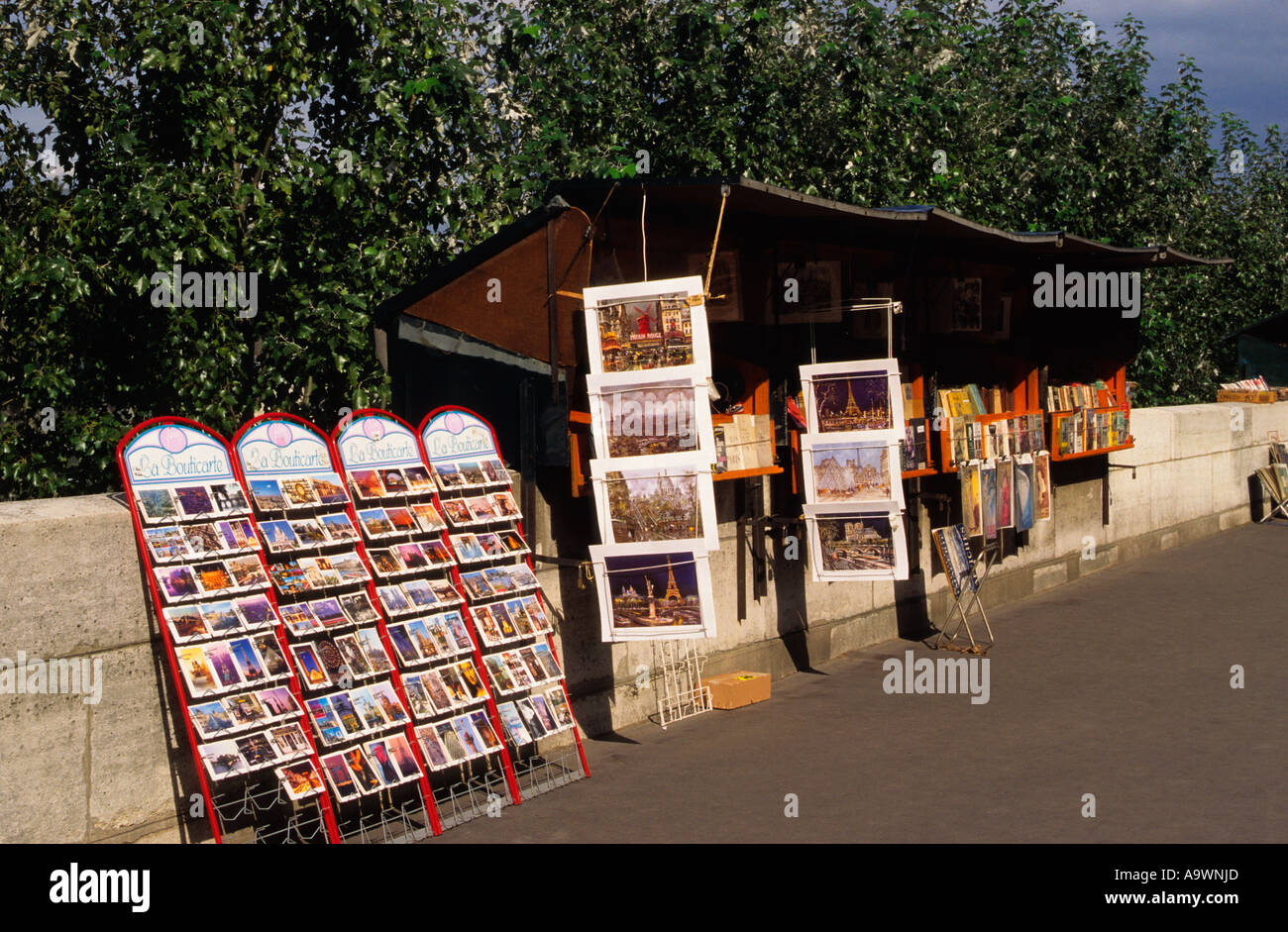 Bookseller stands hi-res stock photography and images - Alamy