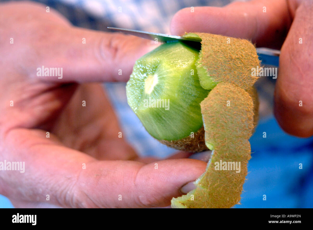 Peeling a kiwi fruit Stock Photo - Alamy