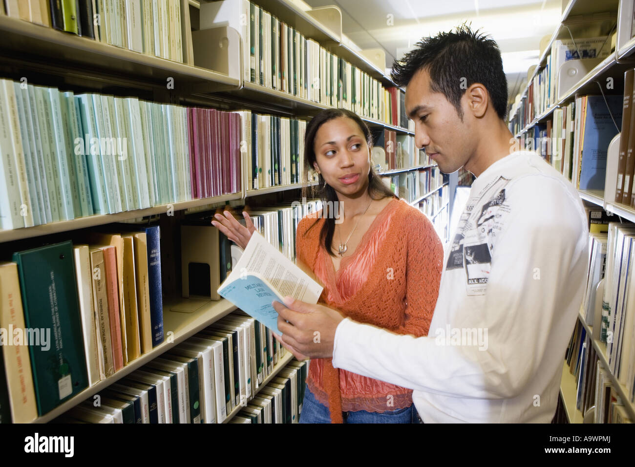 University library stacks reference hi-res stock photography and images ...