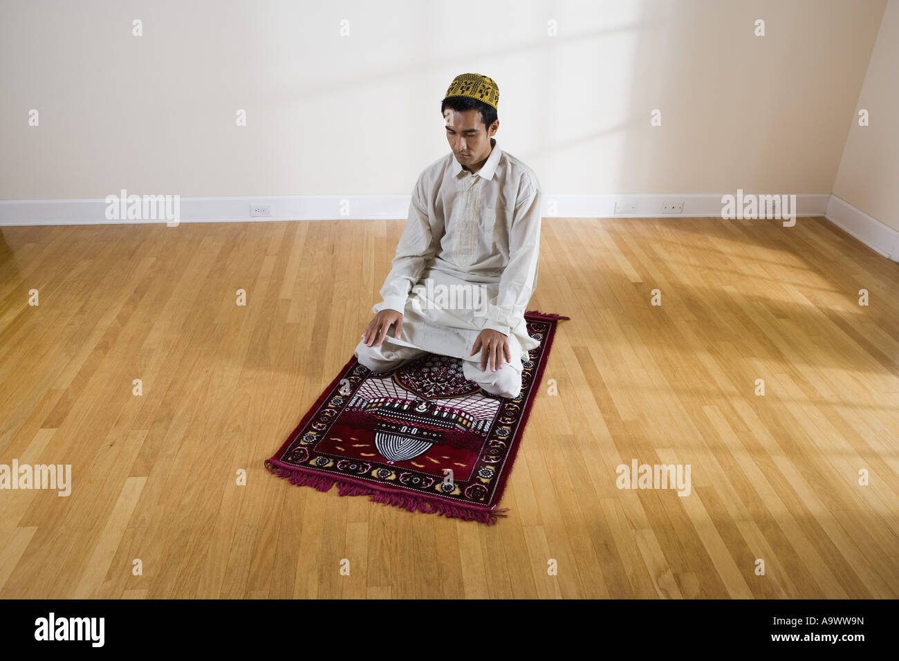A Muslim man praying on a prayer mat Stock Photo - Alamy