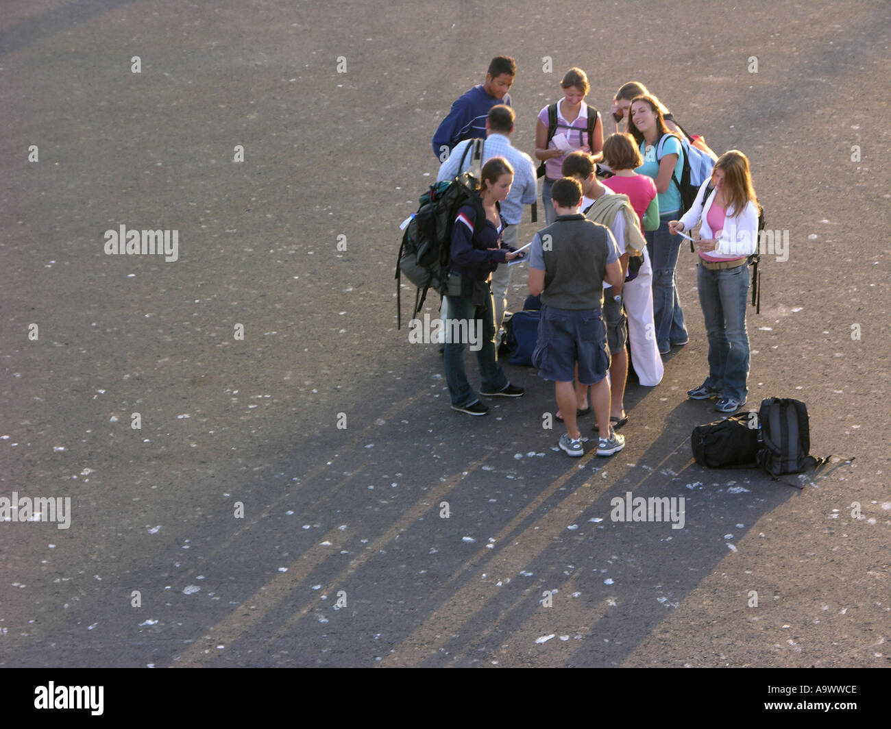 group of people waiting Stock Photo - Alamy