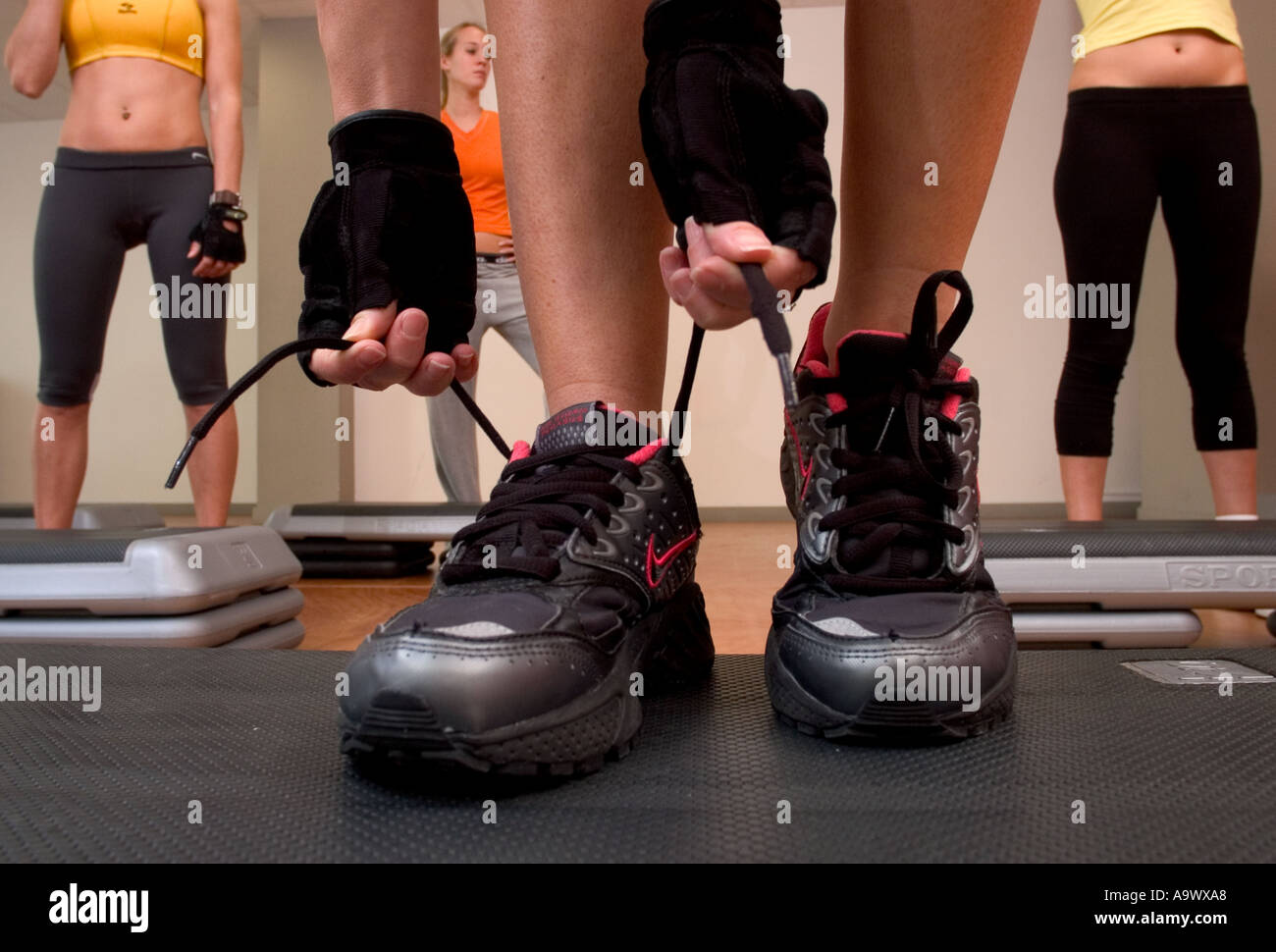 people in a gym doing exercise Stock Photo - Alamy