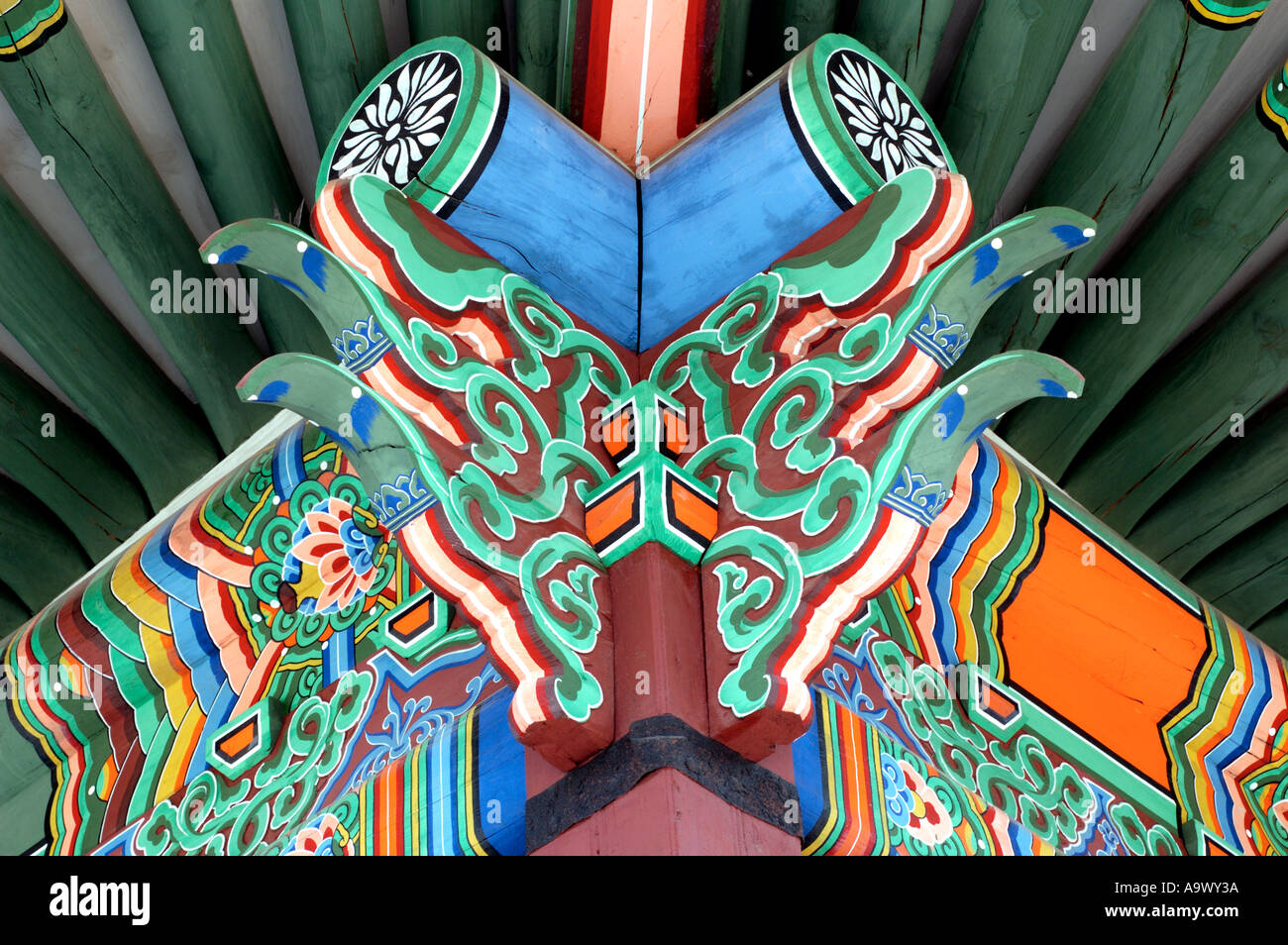 Korean Traditional Pattern of Eaves Stock Photo - Alamy