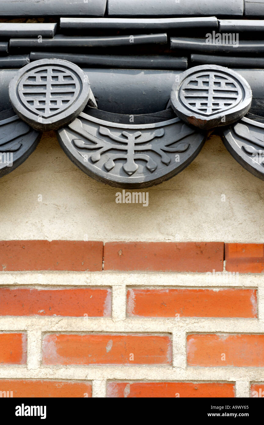 Traditional Korean Wall and Tiles Stock Photo - Alamy