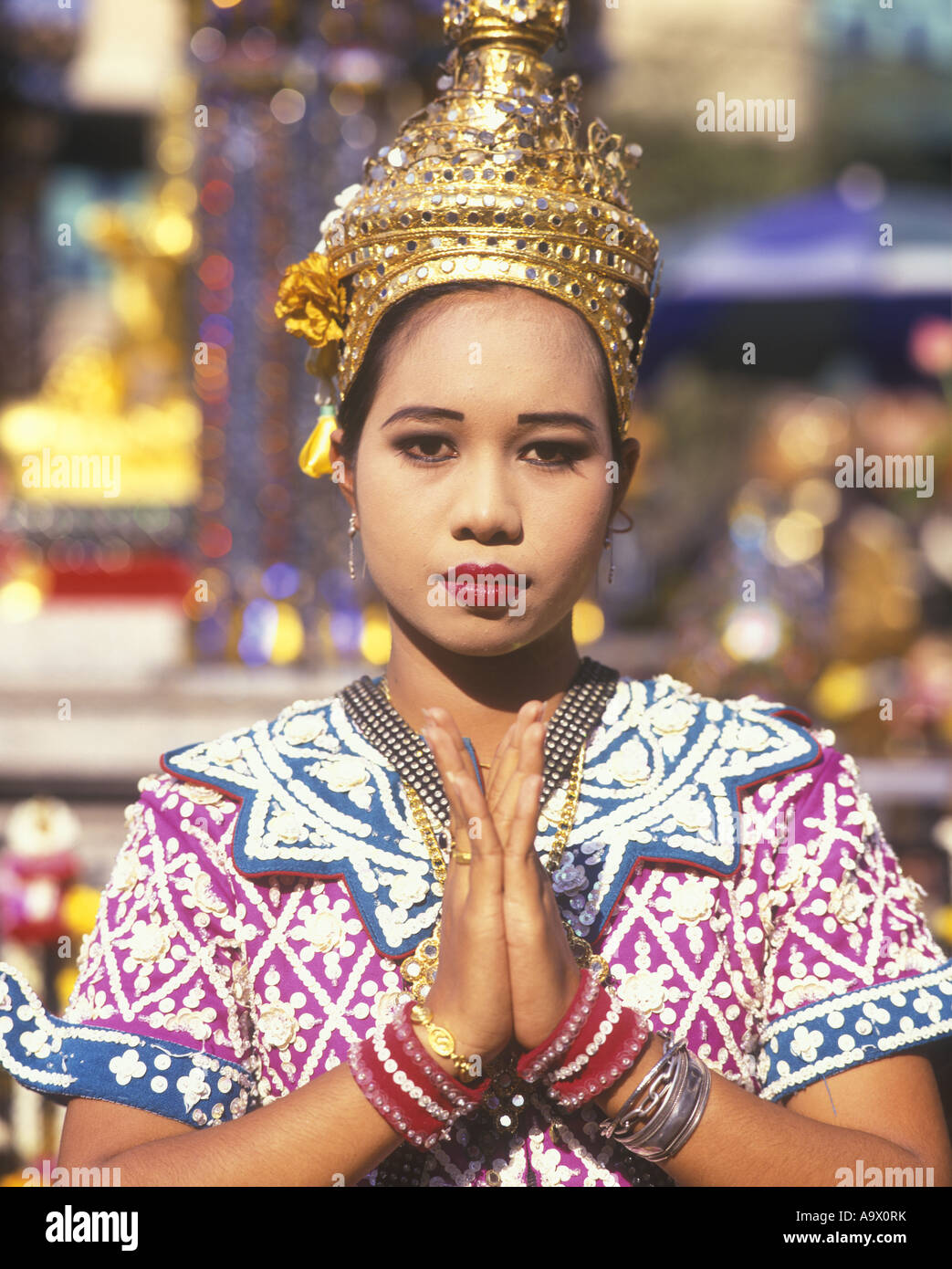 TEMPLE DANCER GREETING IN TRADITIONAL COSTUME BANGKOK THAILAND Stock ...