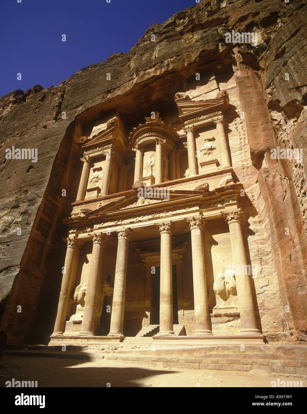 TREASURY AL KHAZNAH RUINS PETRA RUINS JORDAN Stock Photo - Alamy