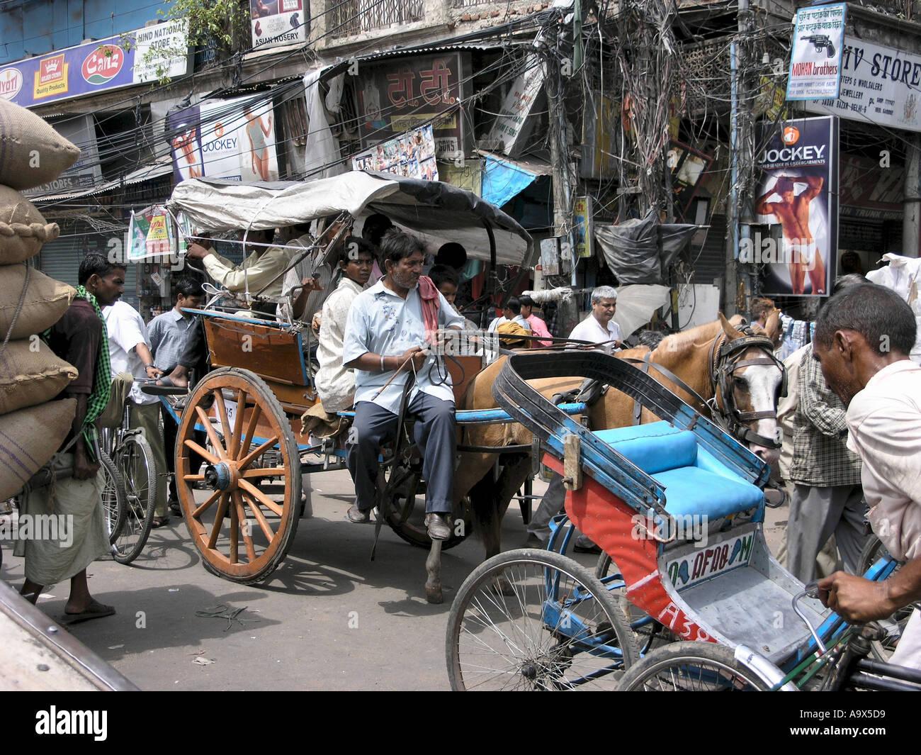 People over crowded street india hi-res stock photography and images ...