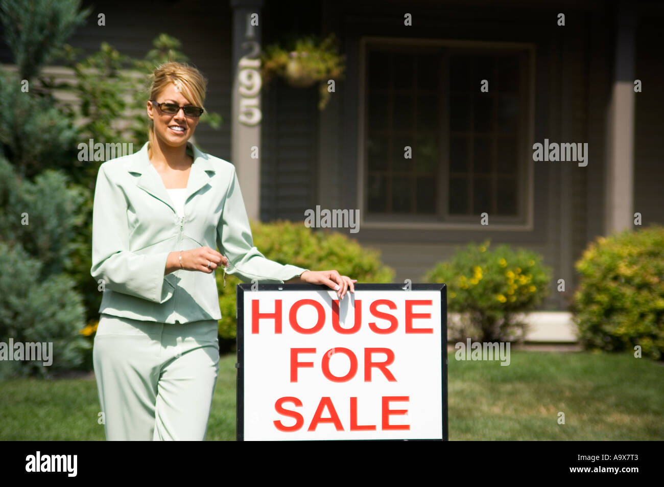 Female realtor and yard hi-res stock photography and images - Alamy