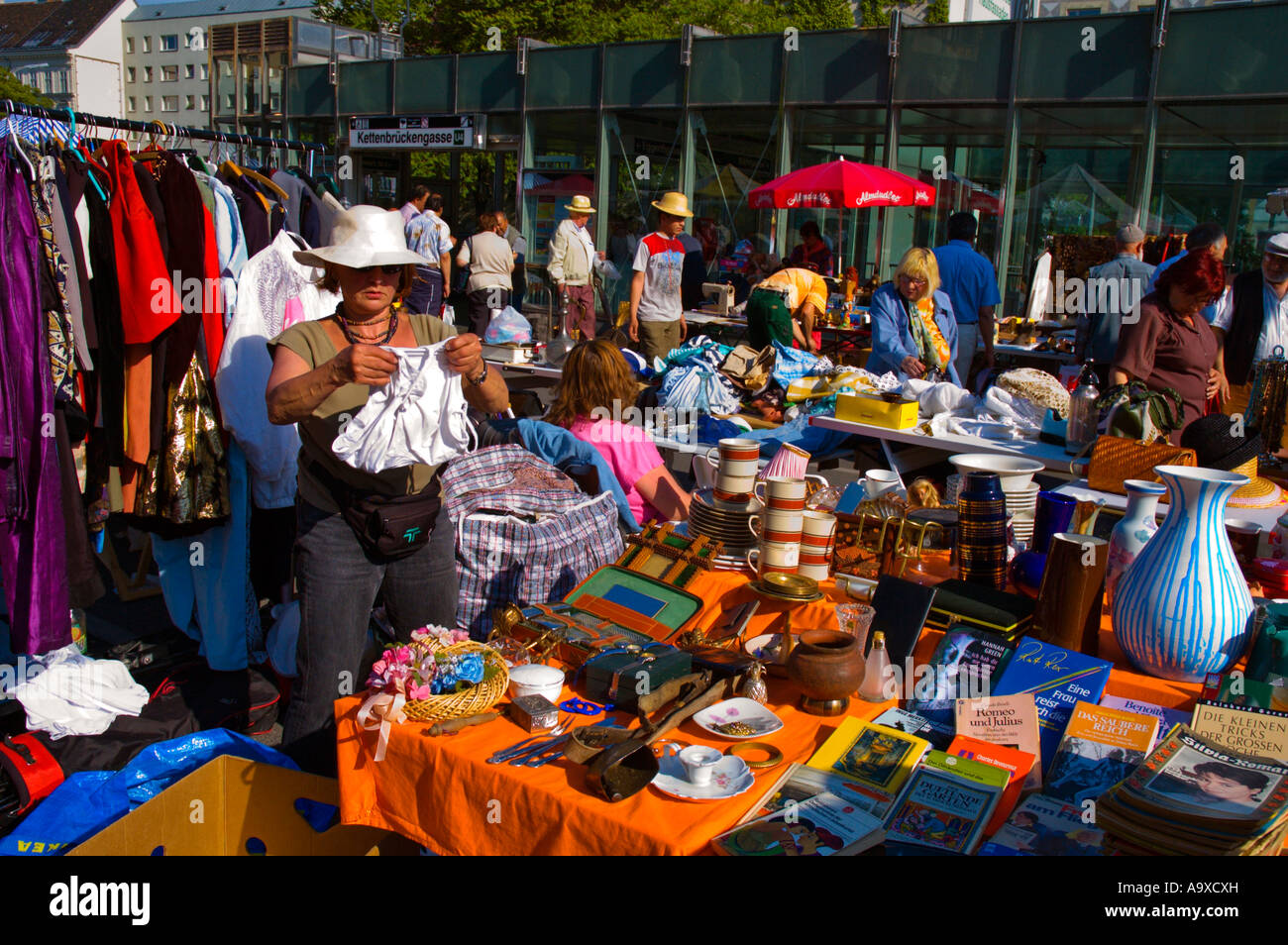 Alt Wiener flohmarkt market at Kettenbrückengasse metro station Vienna ...