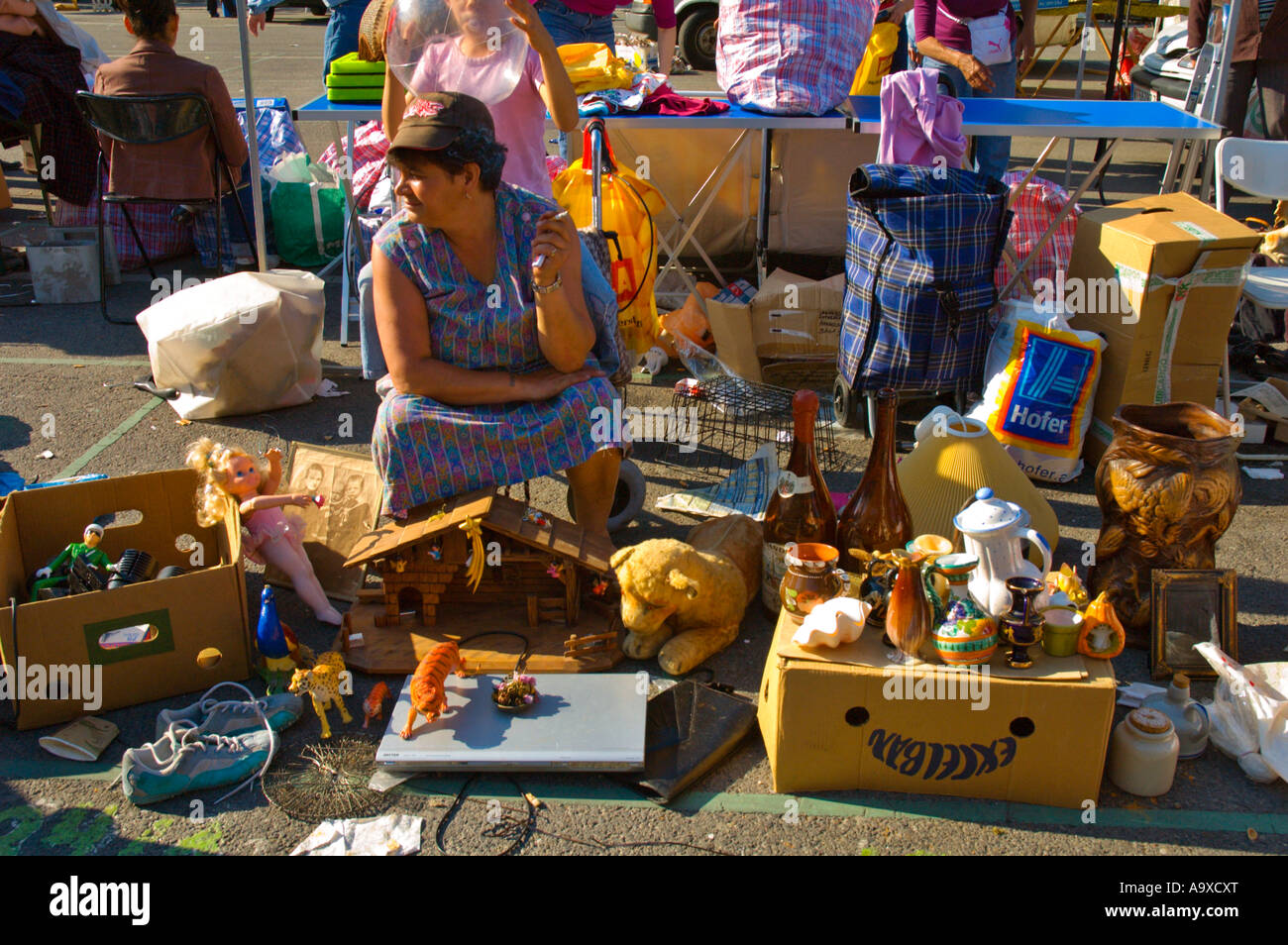 Alt Wiener flohmarkt market at Kettenbrückengasse metro station Vienna ...