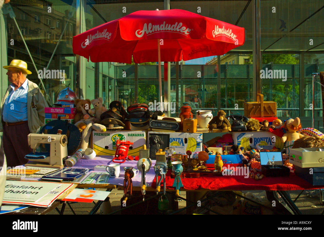 Alt Wiener flohmarkt market at Kettenbrückengasse metro station Vienna ...