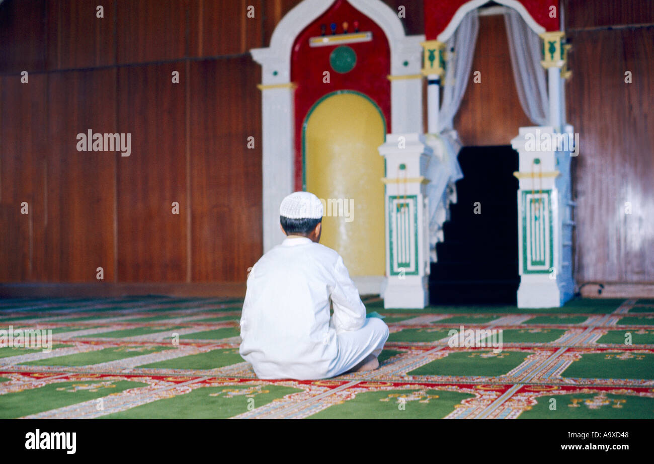 Saudi Arabia Boy Praying In Mosque Stock Photo - Alamy