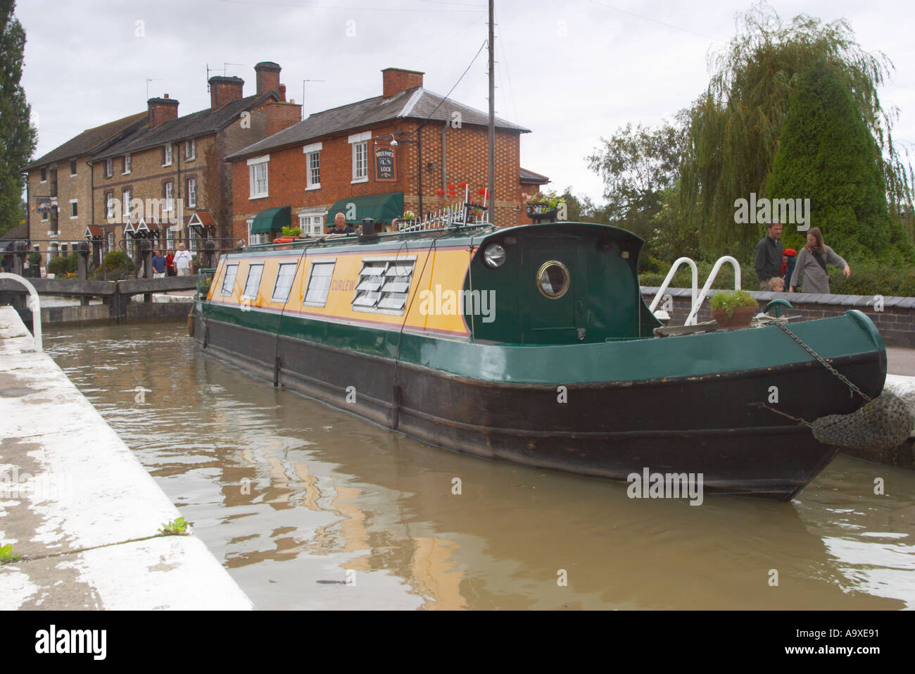 Barge entering a lock hi-res stock photography and images - Alamy