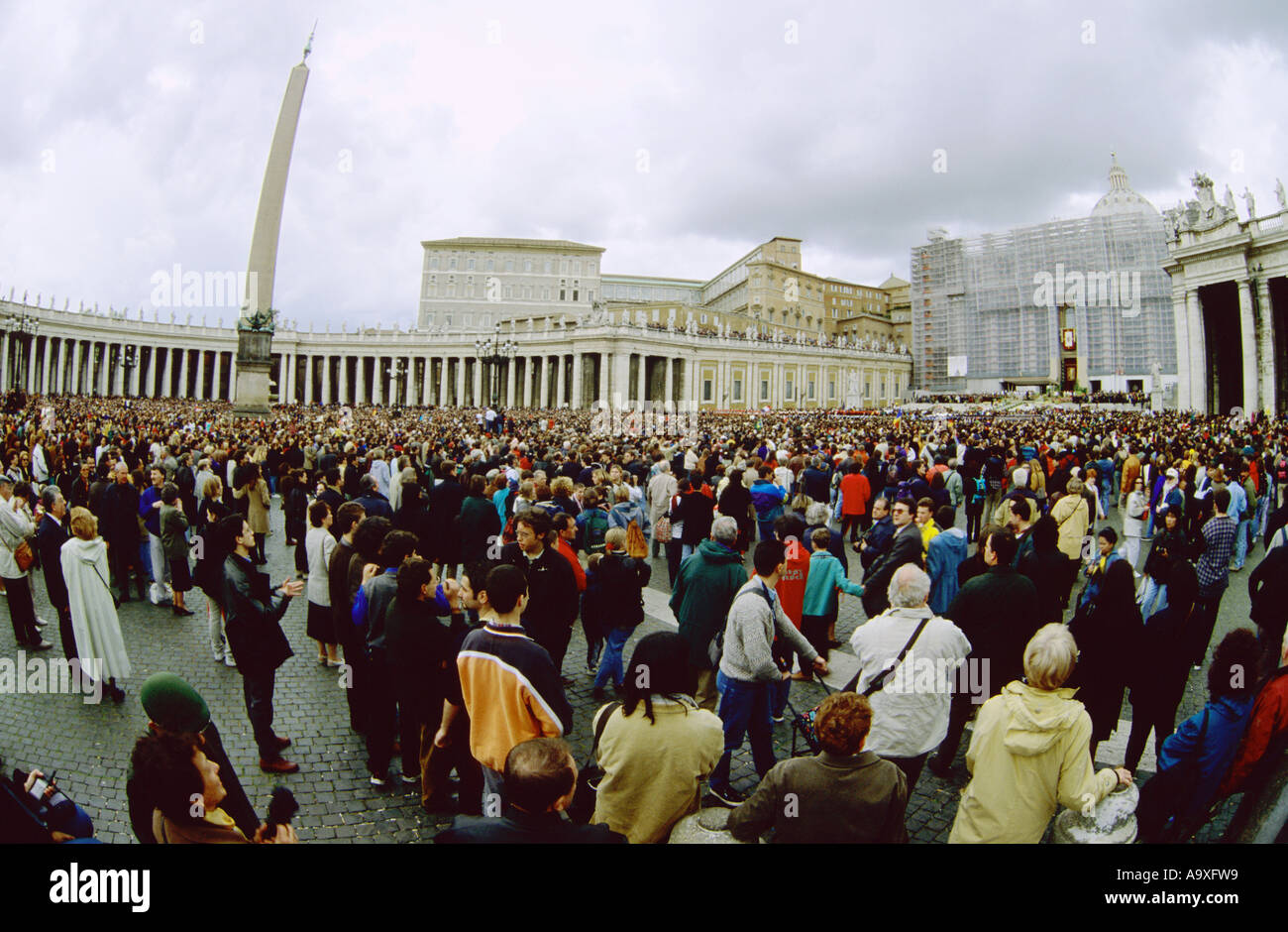 Italy, Rome, Saint Peter Basilique, crowd at San Peter Square Vatican ...