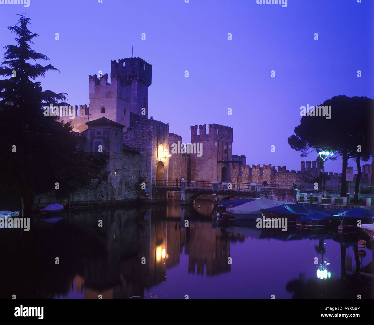 ROCCA SCALIGERA CASTLE SIRMIONE LAKE GARDA VENETO ITALY Stock Photo - Alamy