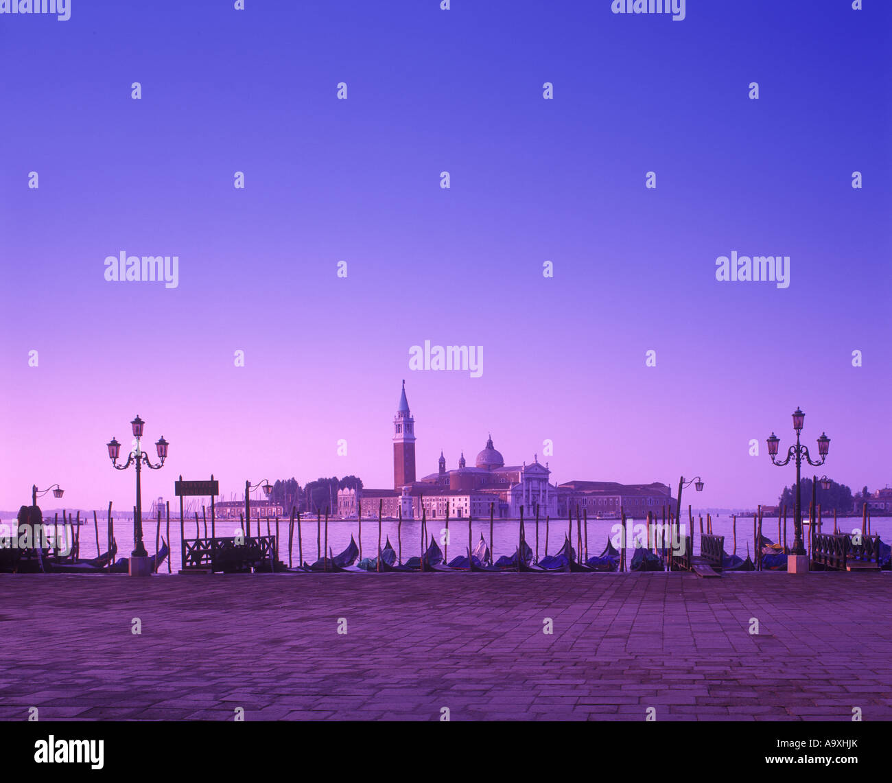 GONDOLAS RIVA DEGLI SCHIAVONI MOLO ISOLA SAN GIORGIO MAGGIORE VENICE ...