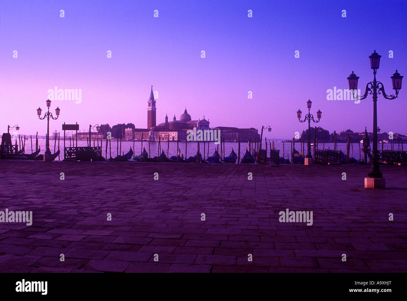 GONDOLAS RIVA DEGLI SCHIAVONI MOLO ISOLA SAN GIORGIO MAGGIORE VENICE ...