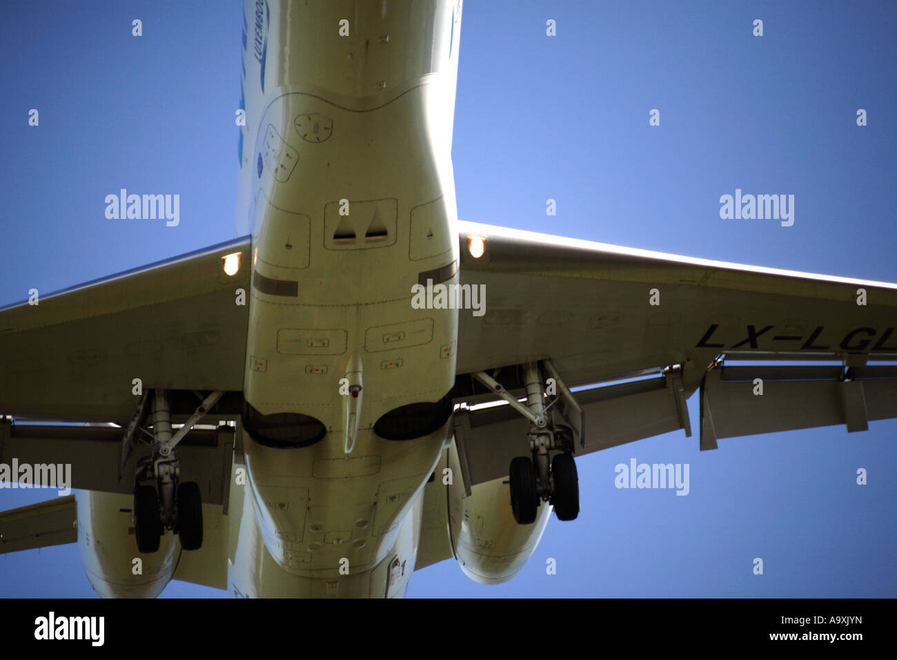 Aircraft landing at Manchester Airport Stock Photo - Alamy