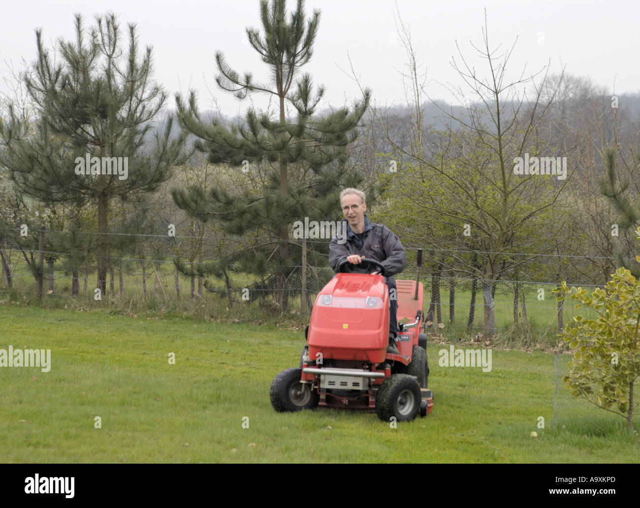Red ride on mower hi-res stock photography and images - Alamy