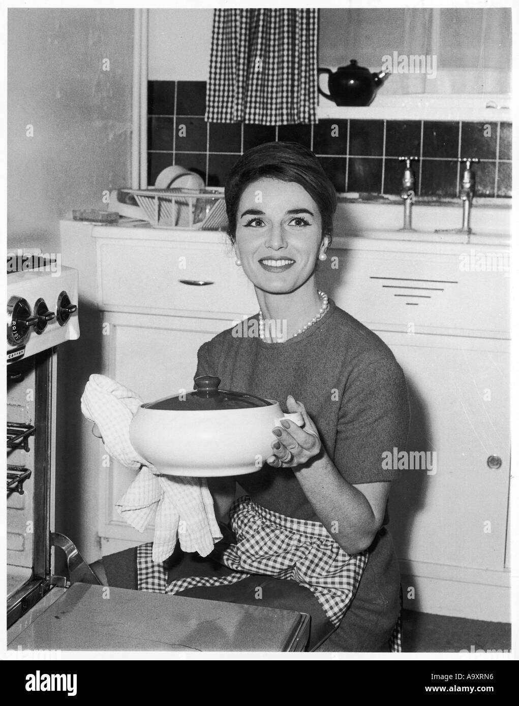 1950s housewife cooking hi-res stock photography and images - Alamy