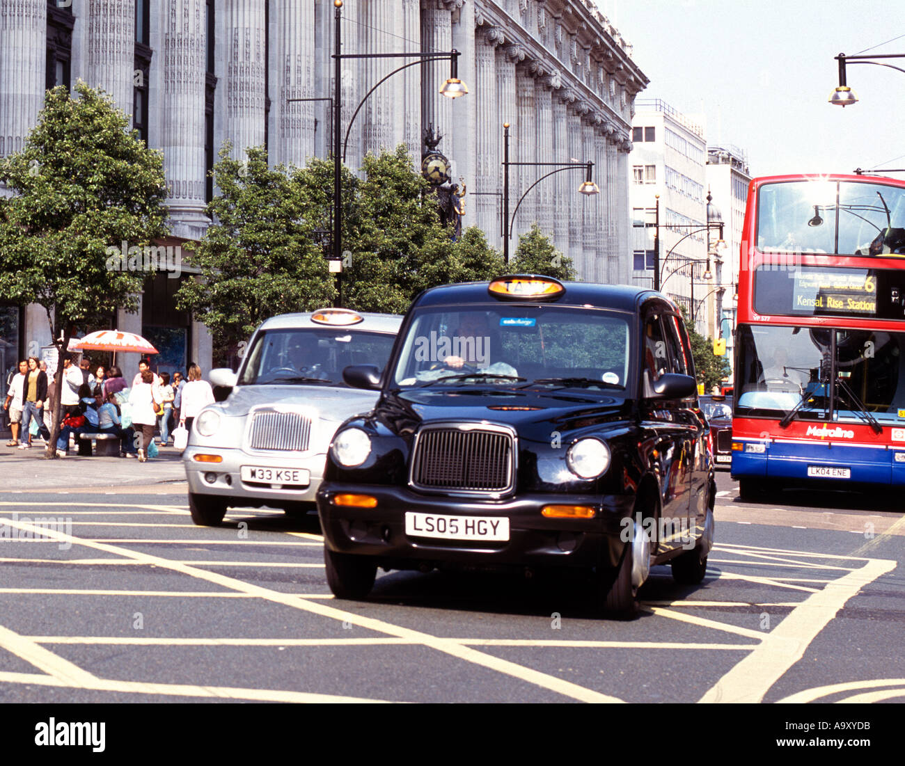 London black taxi cabs in oxford street hi-res stock photography and ...