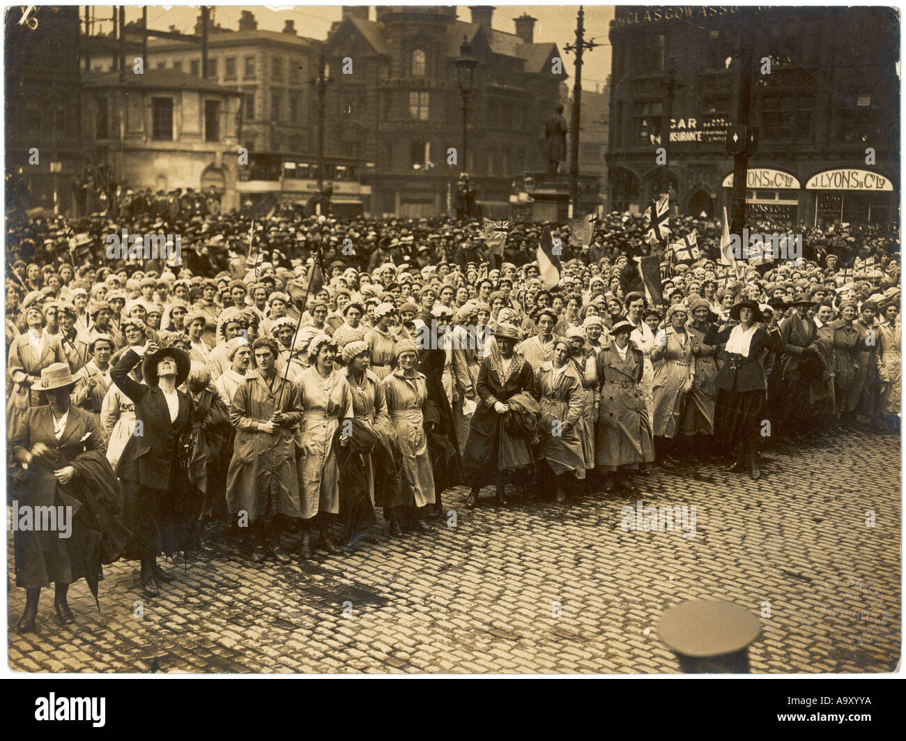 Women munitions workers ww1 hi-res stock photography and images - Alamy