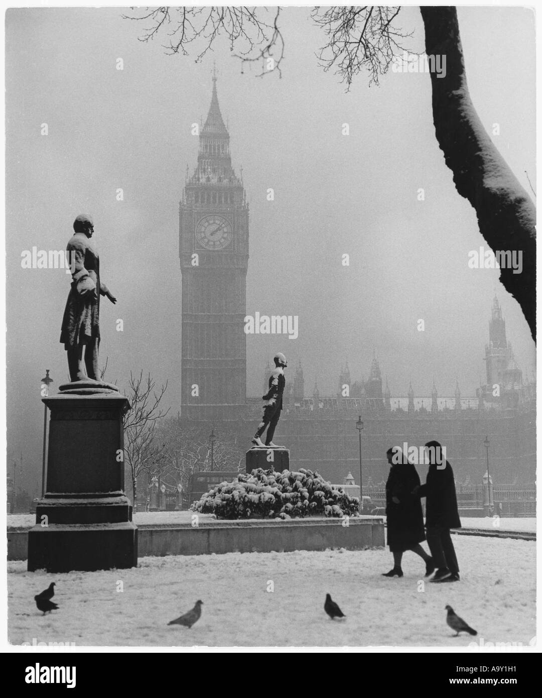 Woman in london, buildings hi-res stock photography and images - Alamy