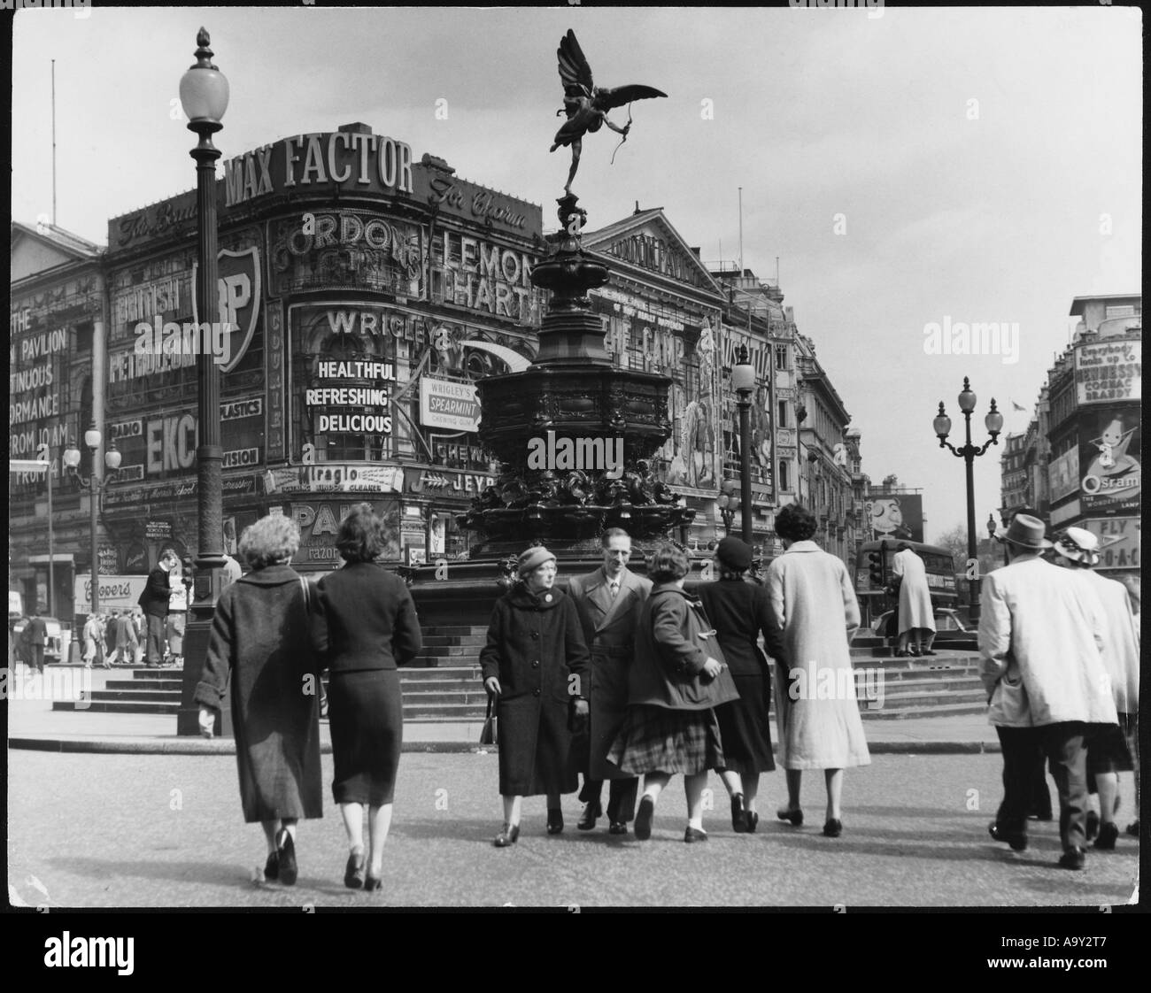 Piccadilly london 1950s hi-res stock photography and images - Alamy