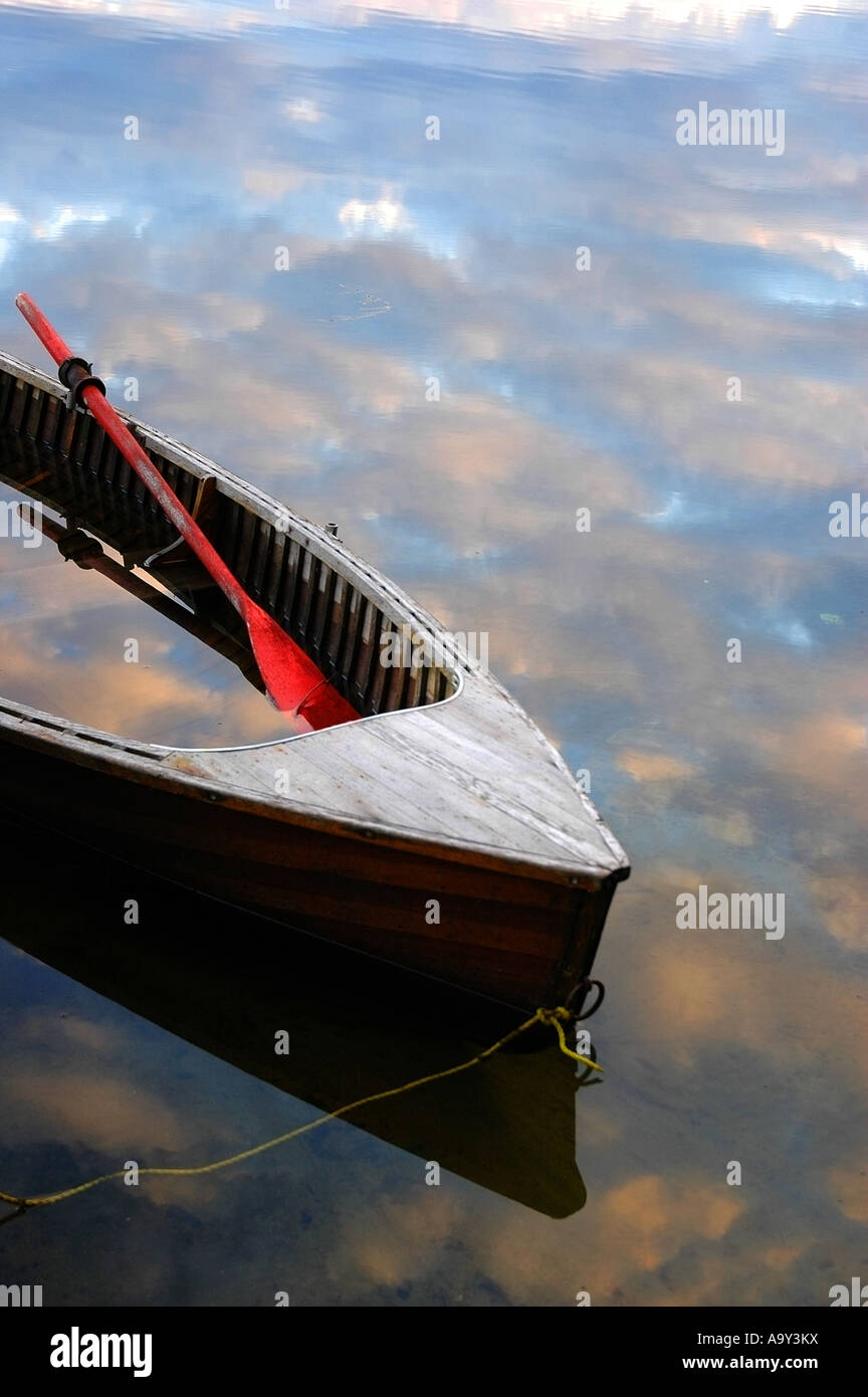 Empty canoe on shore cloud hi-res stock photography and images - Alamy