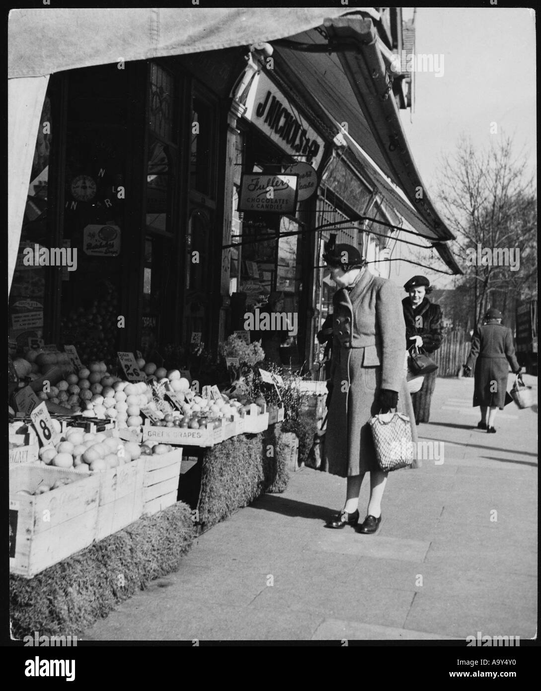 British shops 1950s hi-res stock photography and images - Alamy