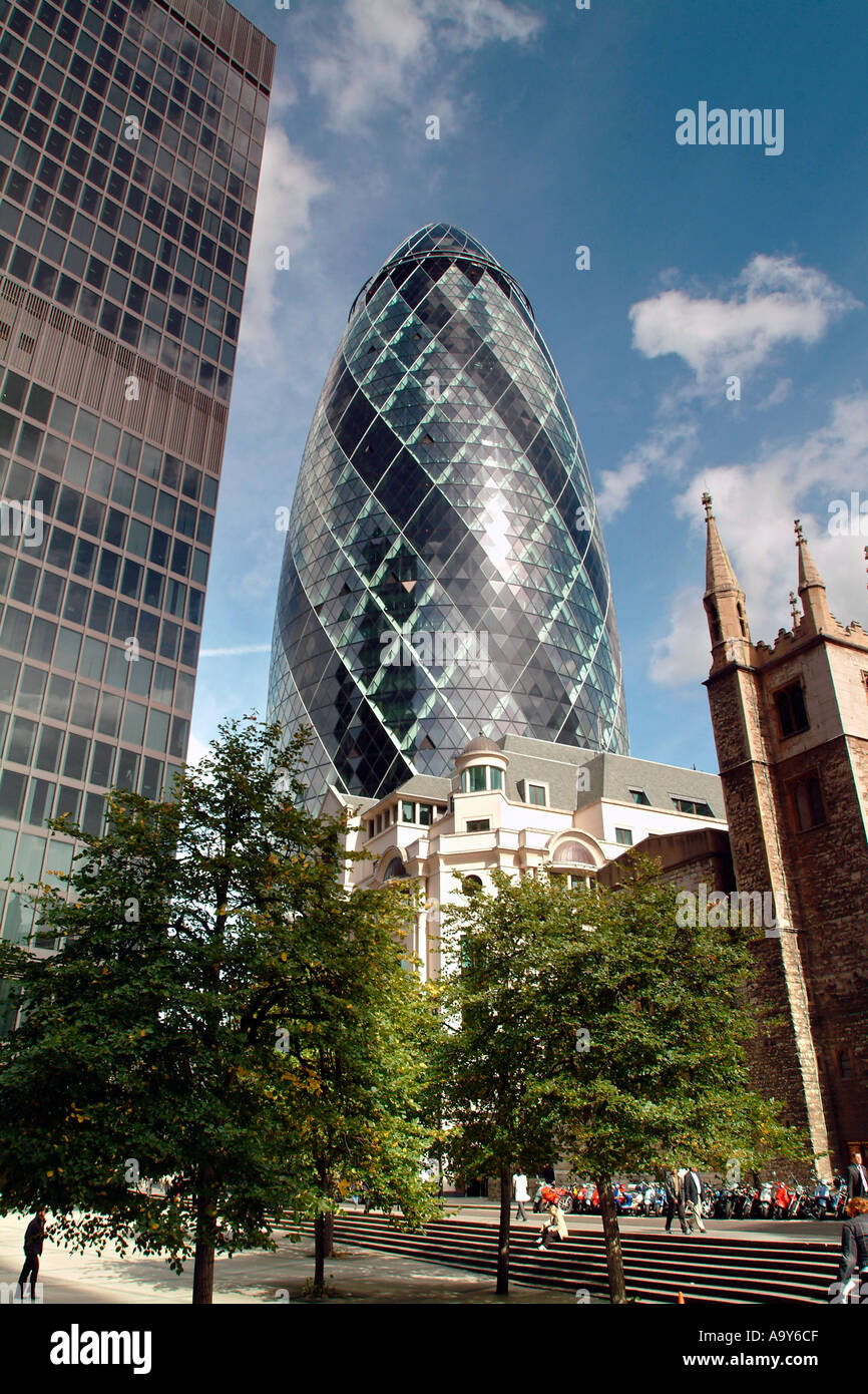 Views of the Gherkin Swiss re insurance building in the city of London ...