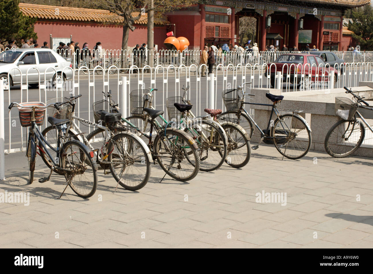 Mass of Bicycles parked along curb in Beijing China Stock Photo - Alamy