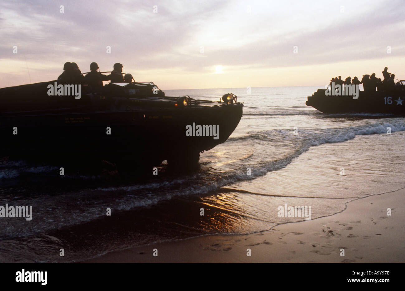 Soilder silhouette hi-res stock photography and images - Alamy