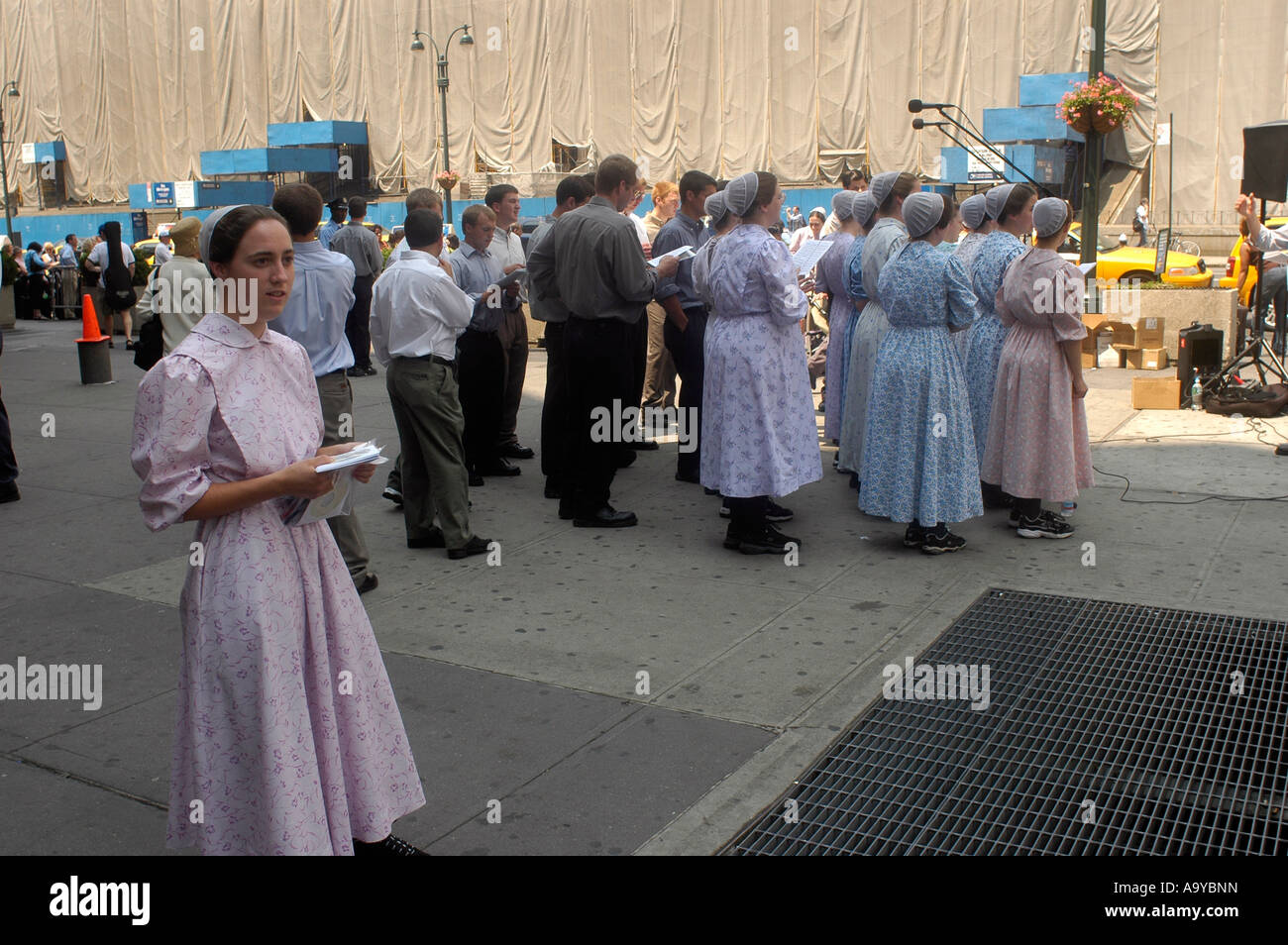 Traditional mennonite clothing hi-res stock photography and images - Alamy