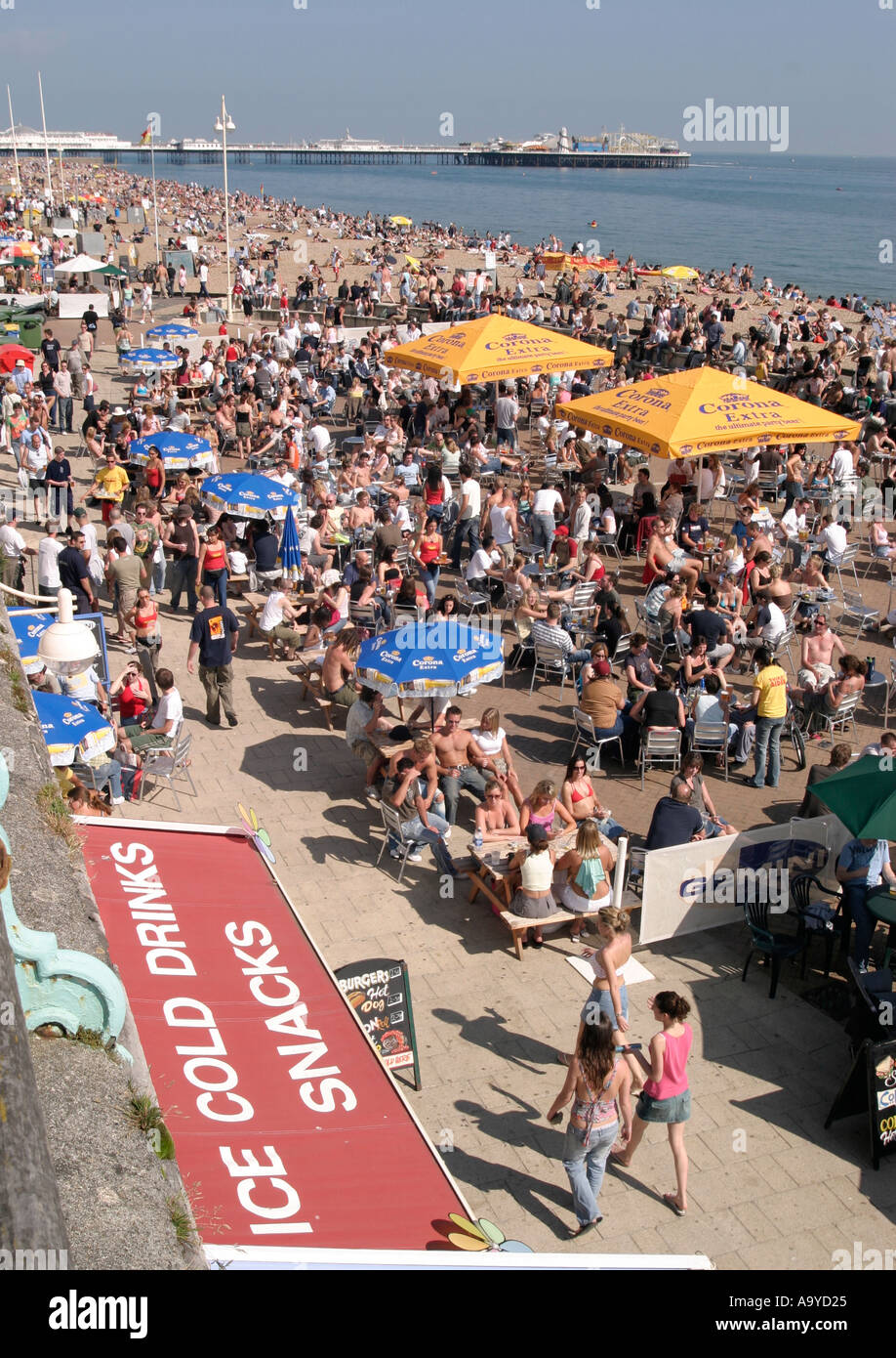 Crowds in sea front promenade bar. Brighton, England Stock Photo - Alamy